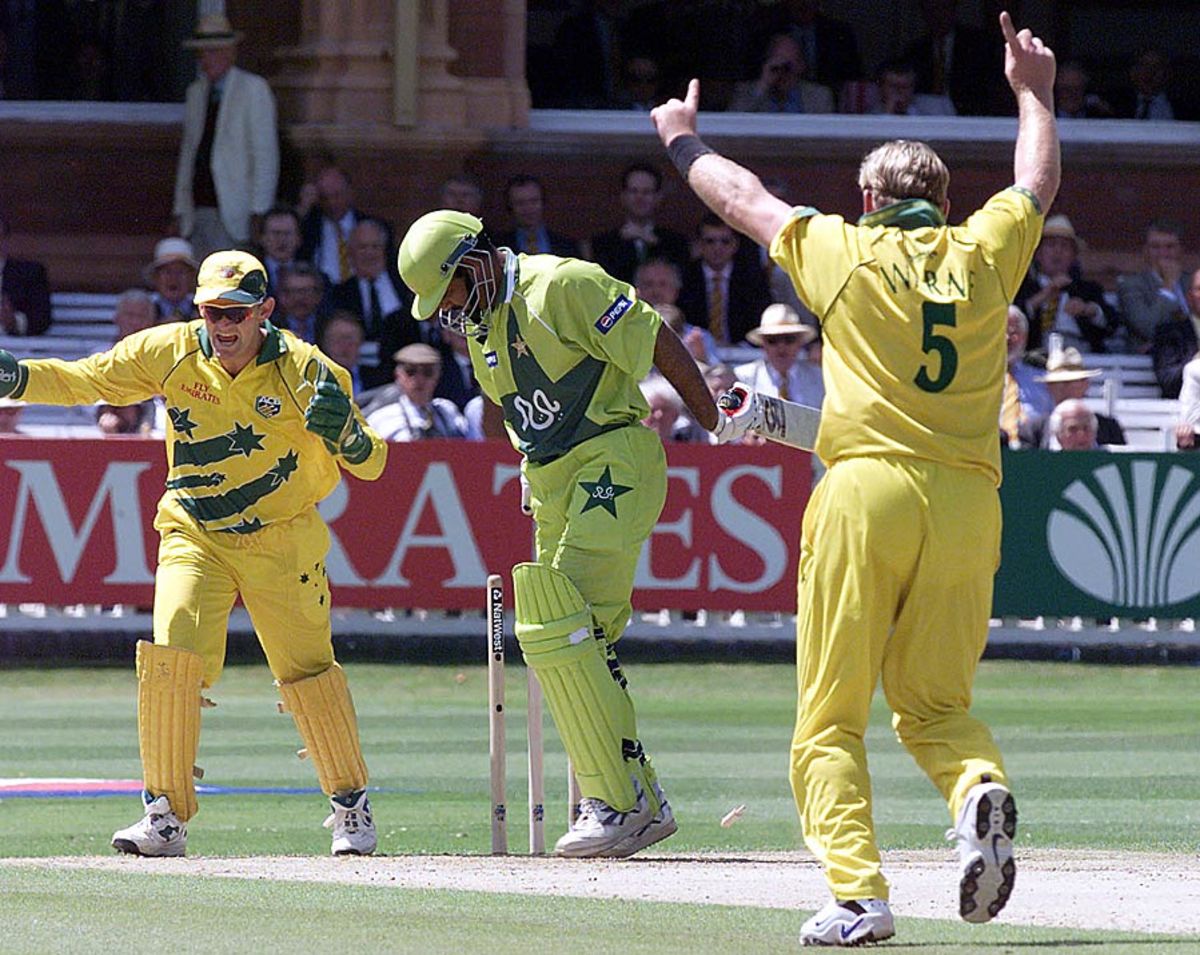 Michael Bevan, Adam Gilchrist and Steve Waugh hold the World Cup trophy ...