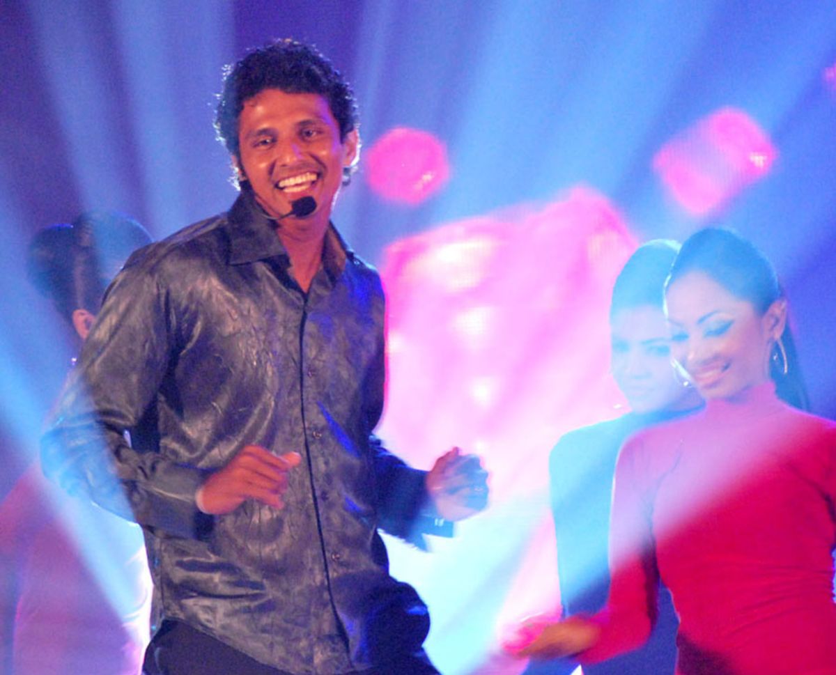 Sri Lanka offspinner Suraj Randiv dances at the CEAT awards ...