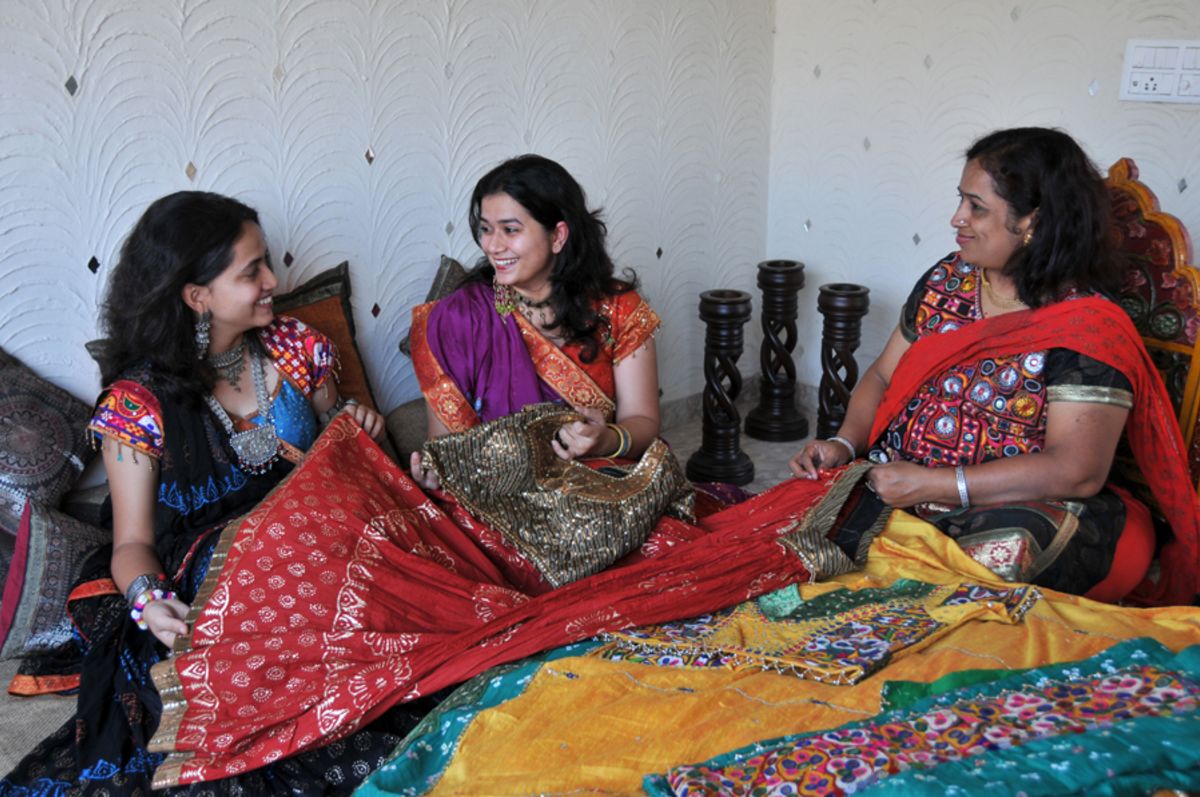 Women dressed in traditional Gujarati clothes and jewelery at a ...