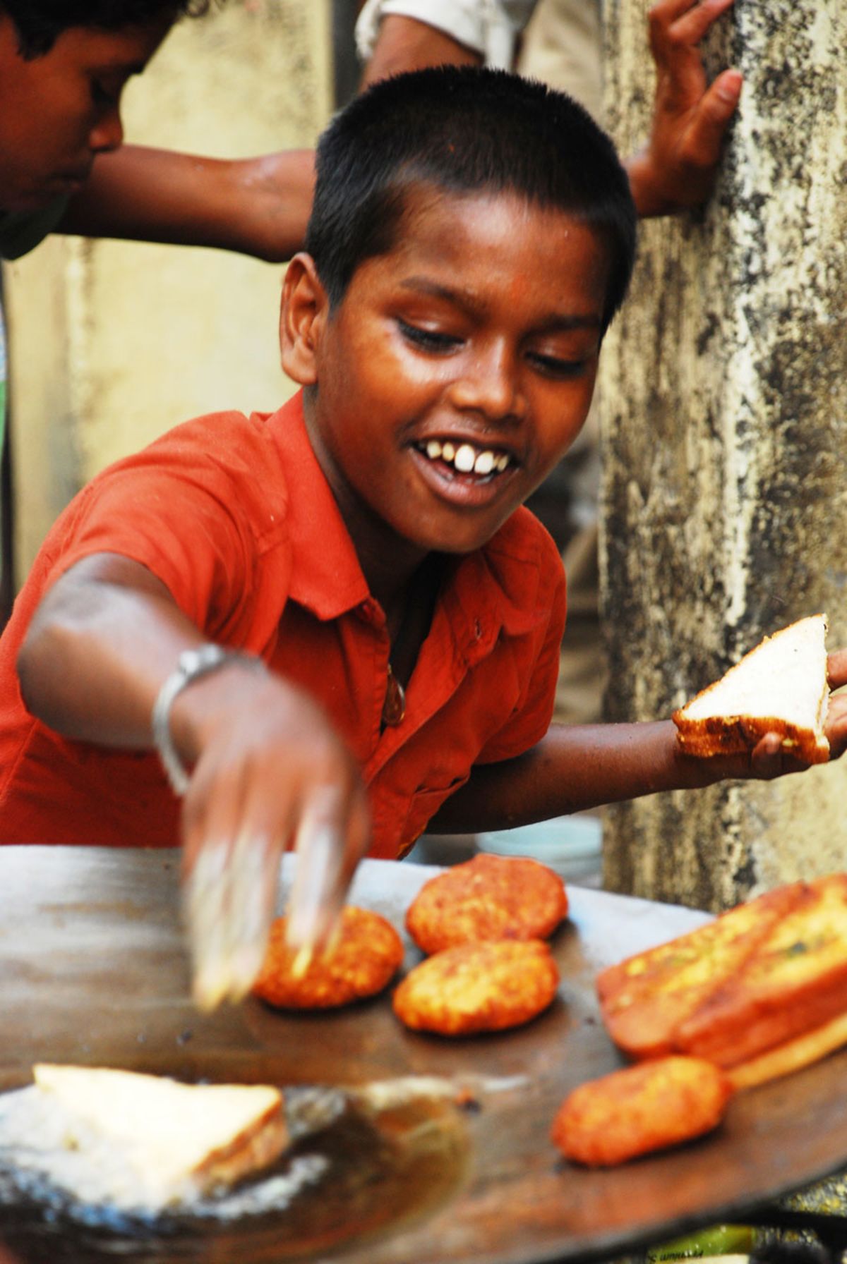 A street vendor makes bread pakoda , batter-fried bread, a tea-time ...