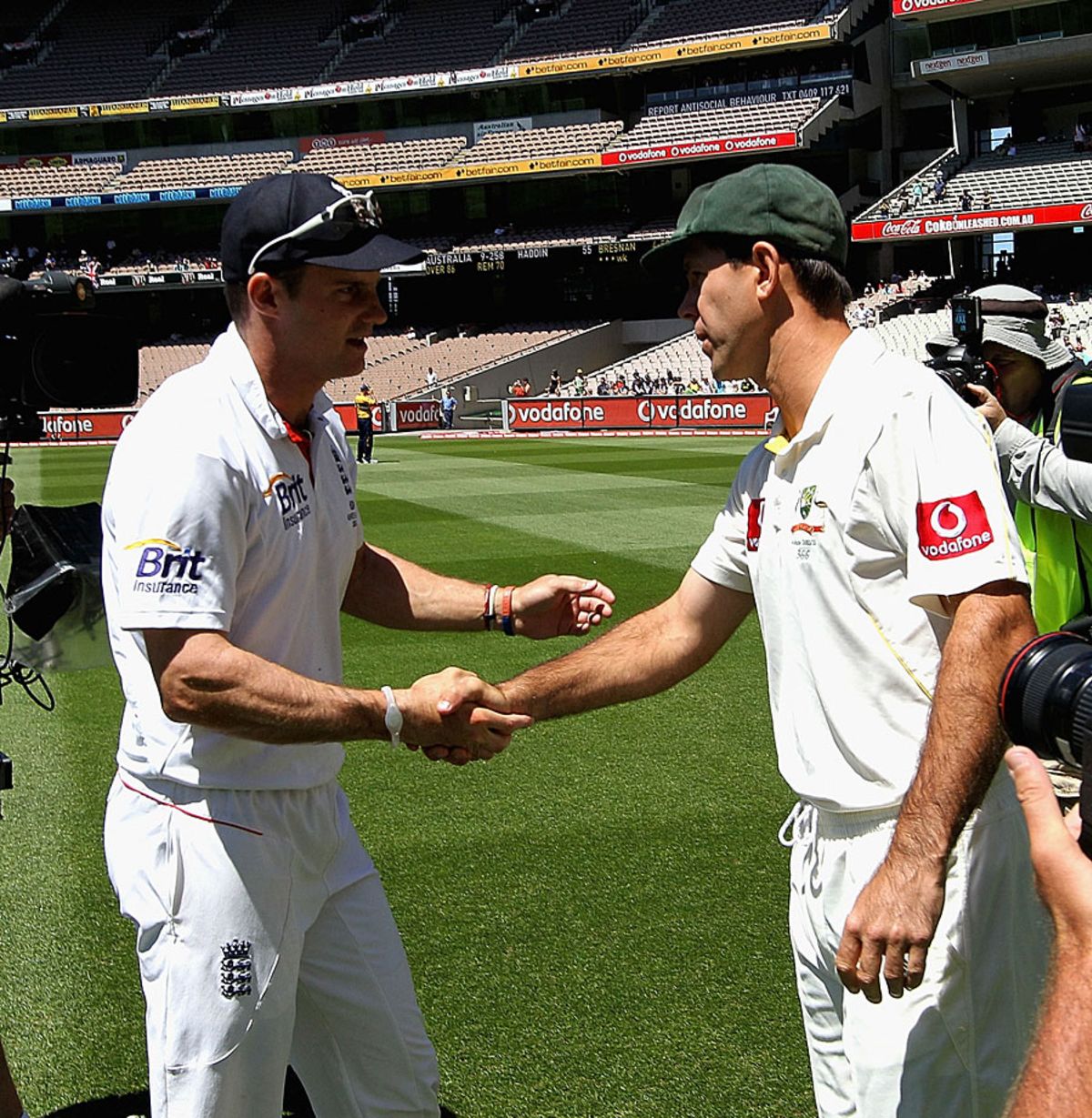 Graeme Swann and the England cricket team break out the 'sprinkler ...