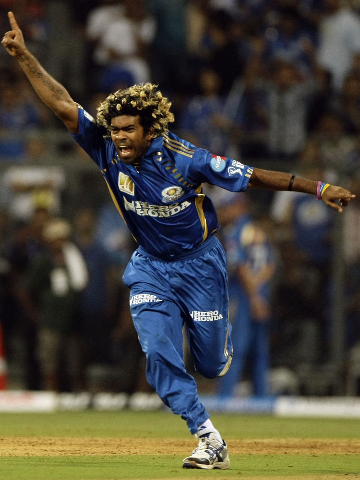 Lasith Malinga is ecstatic after getting Michael Hussey | ESPNcricinfo.com