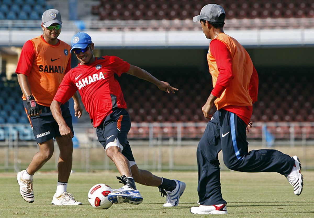 Virat Kohli jokes around with Manoj Tiwary and Vinay Kumar ...
