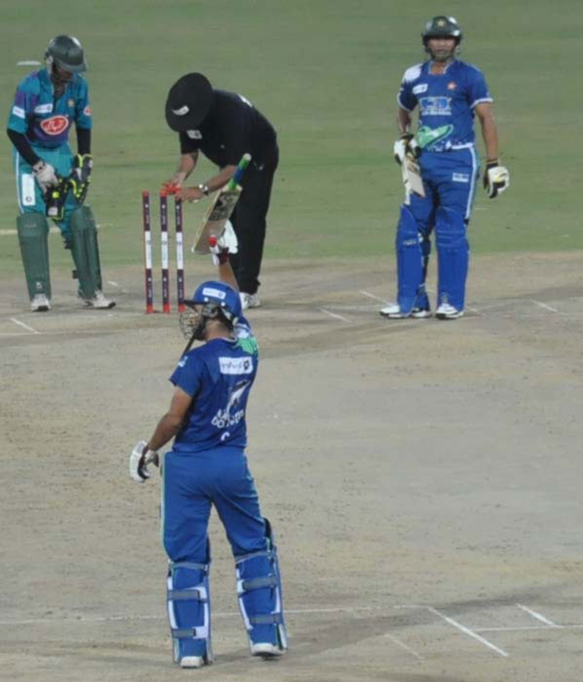 Rameez Raja salutes the crowd on his half-century | ESPNcricinfo.com