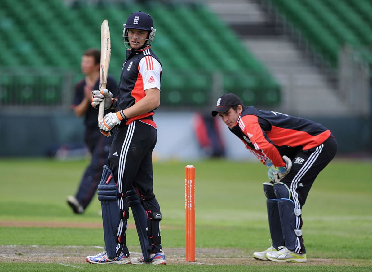 Ricky Ponting rolls his arm over during practice | ESPNcricinfo.com
