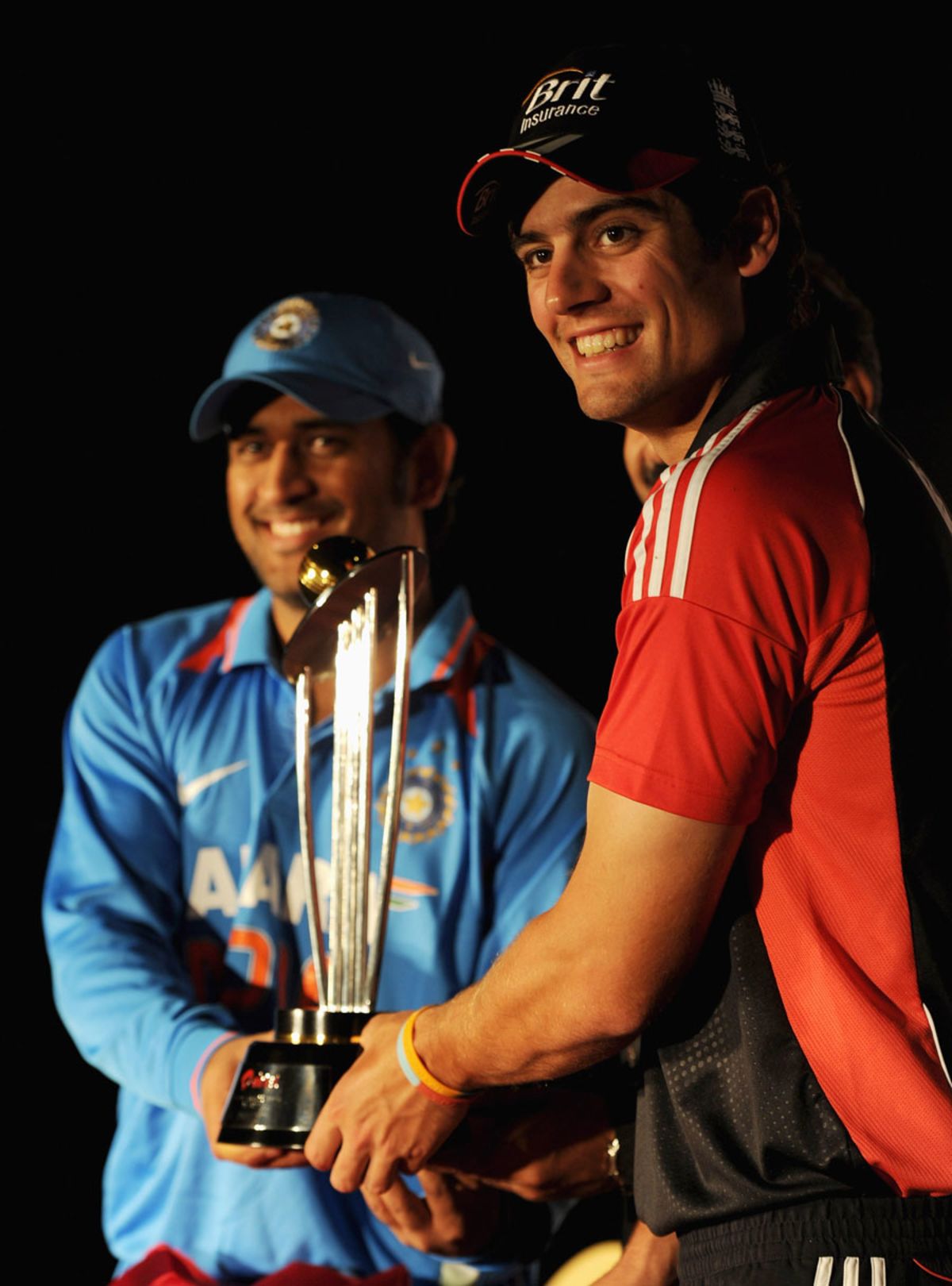 MS Dhoni and Alastair Cook with the series' trophy | ESPNcricinfo.com
