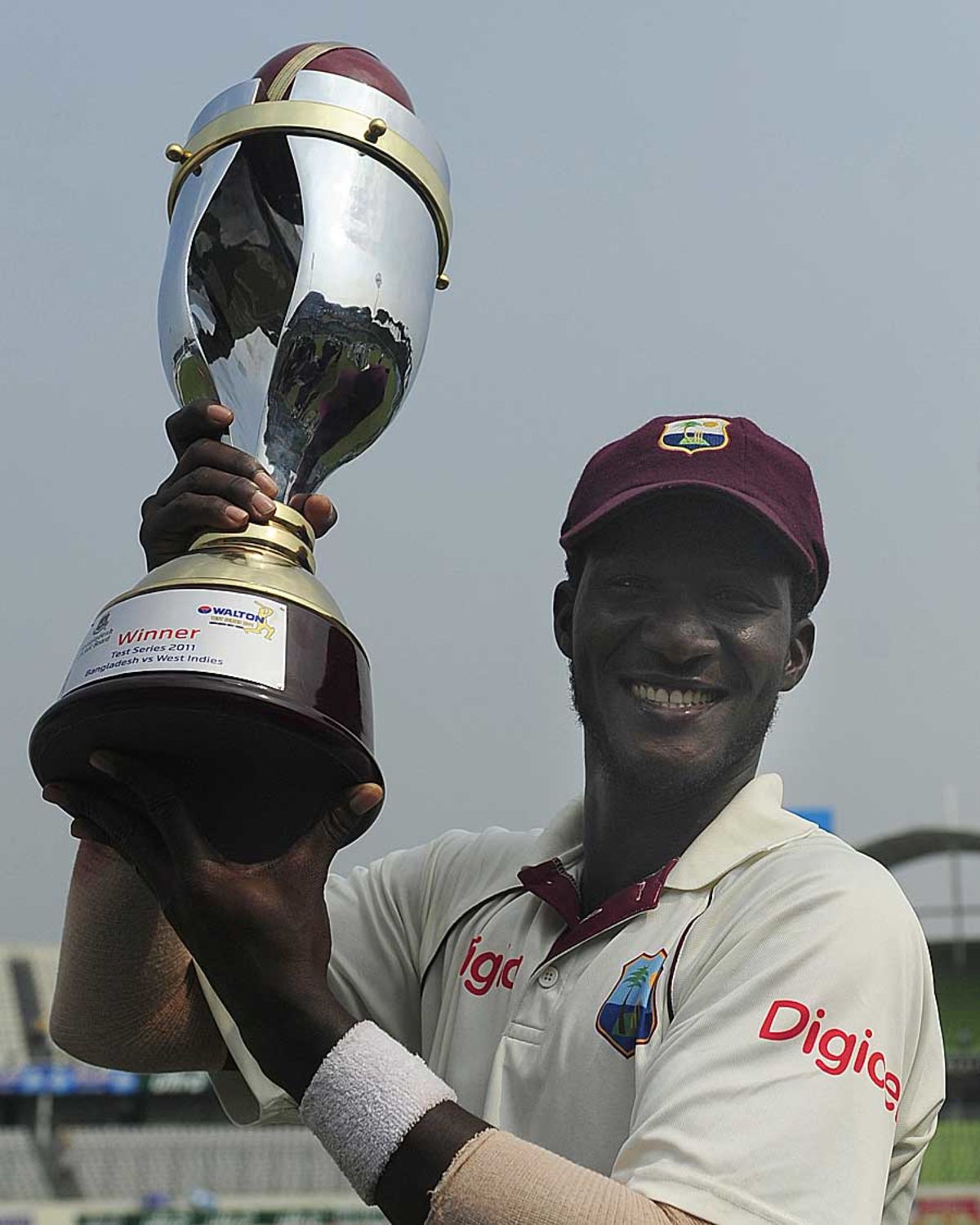 Darren Sammy holds aloft the series trophy | ESPNcricinfo.com