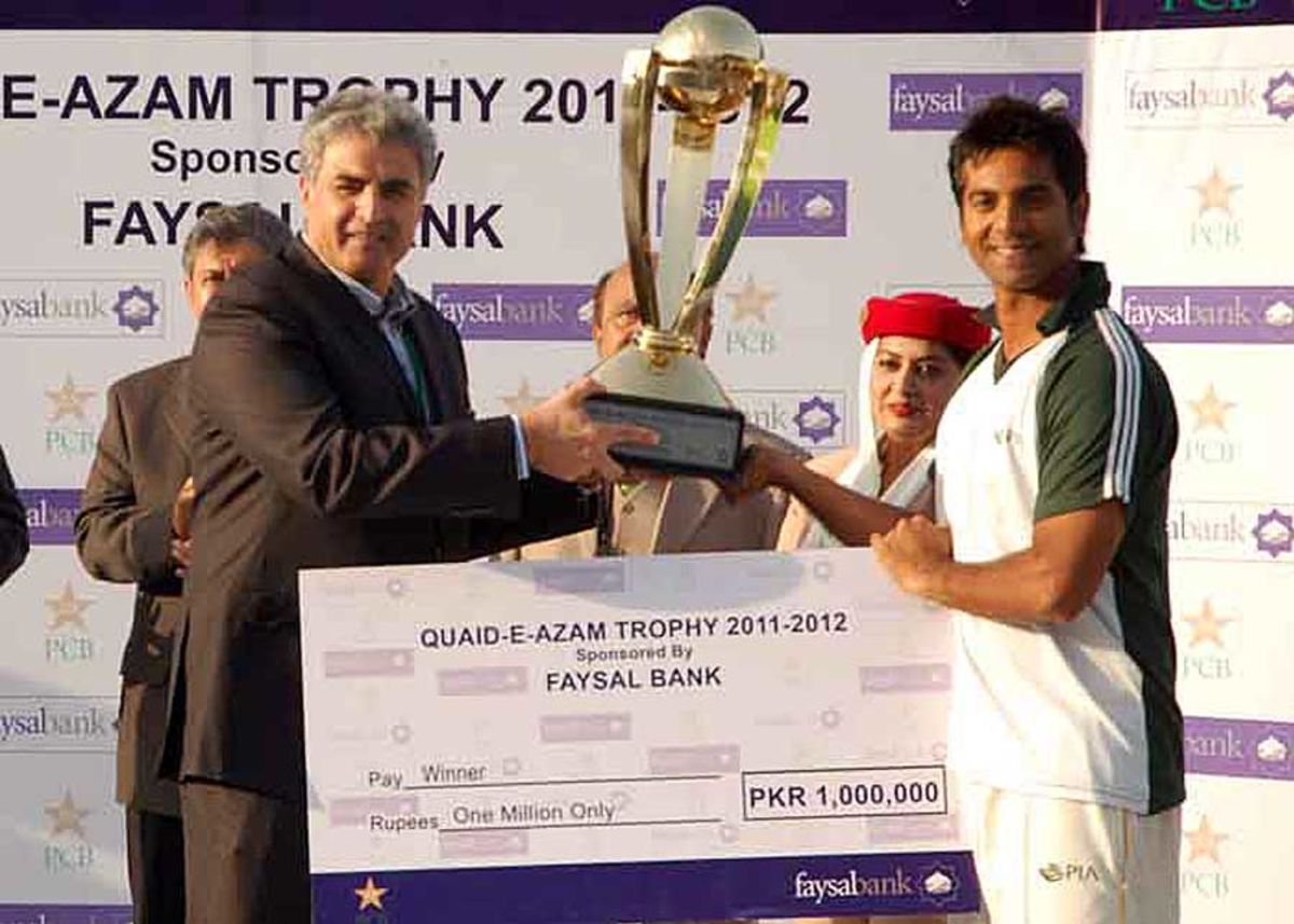 Imran Nazir with the runners-up cheque and trophy | ESPNcricinfo.com