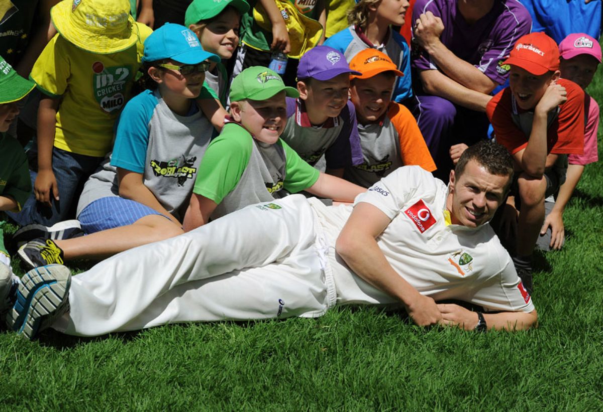 Peter Siddle poses with junior cricketers | ESPNcricinfo.com