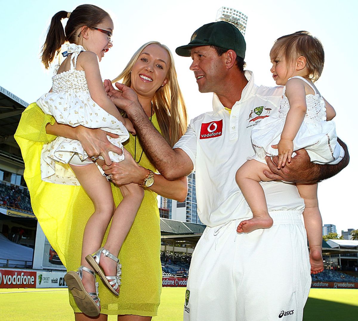 Ricky Ponting poses with his wife and children after his farewell Test ...