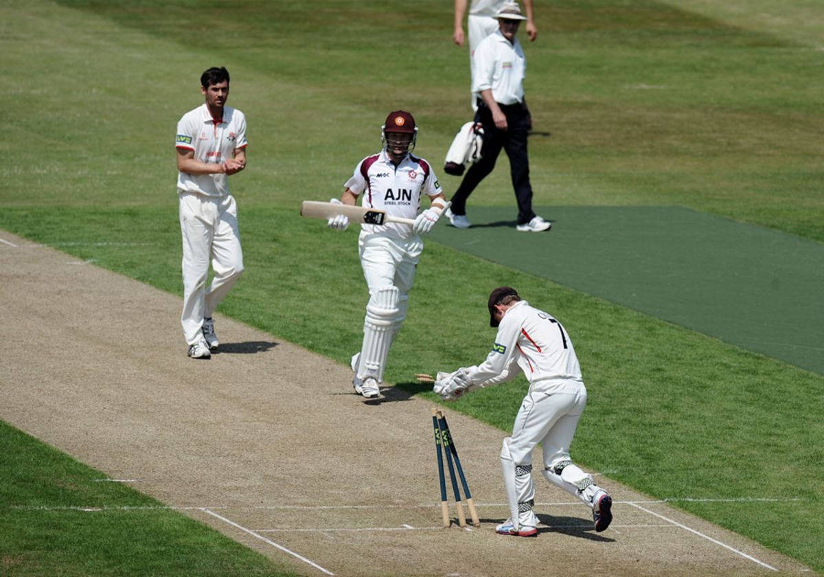 Wayne White in his delivery stride | ESPNcricinfo.com