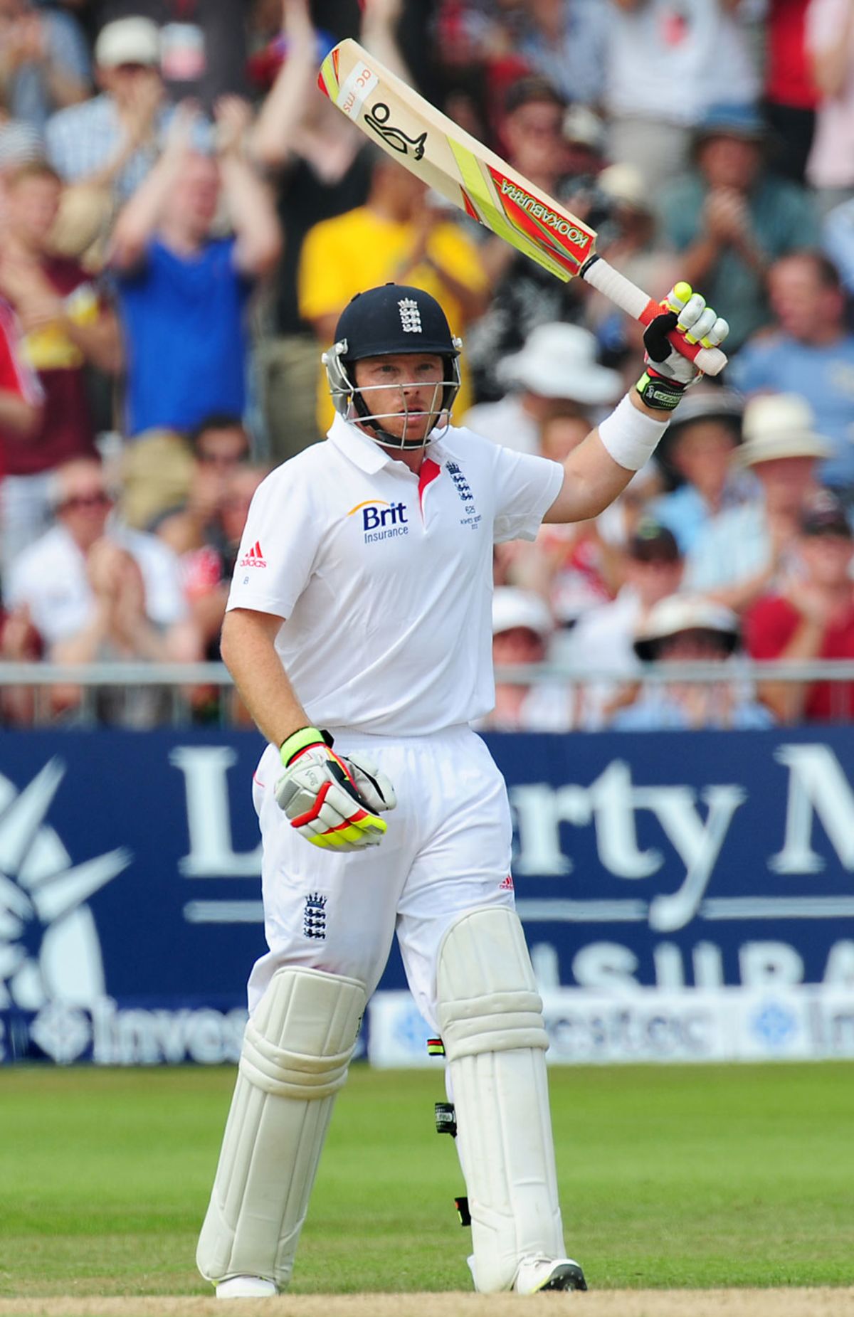 Ian Bell takes the applause for his fifty | ESPNcricinfo.com