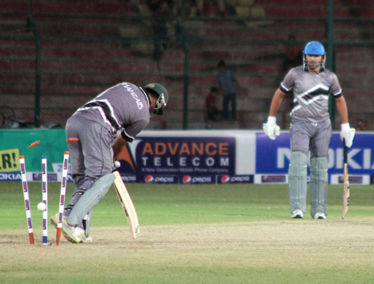 Azam Hussain with the Man-of-the-Match award | ESPNcricinfo.com