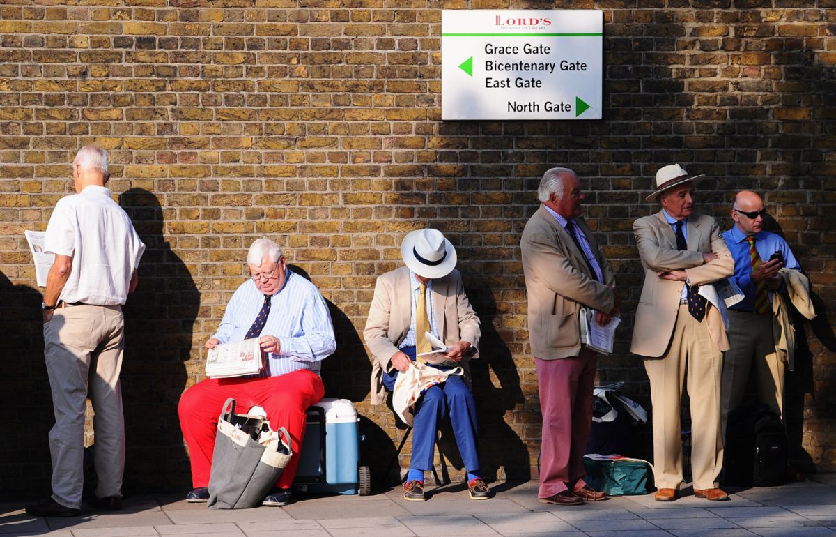 Spectators queue up ahead of the first day at Lord's | ESPNcricinfo.com