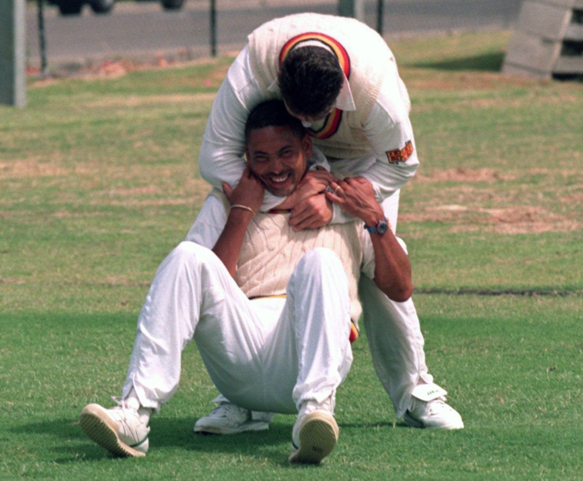 Ian Healy congratulates Shane Warne on his 100th Test wicket ...