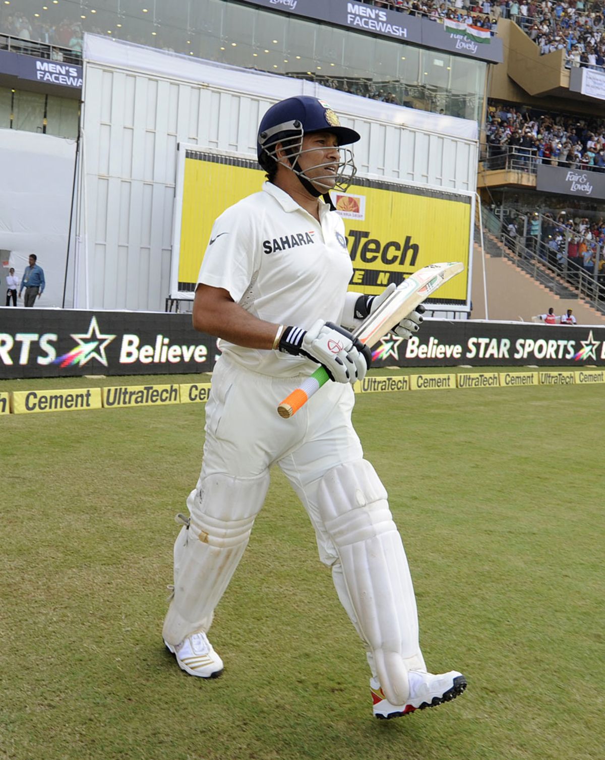 Sachin Tendulkar walks out to bat in his final Test | ESPNcricinfo.com