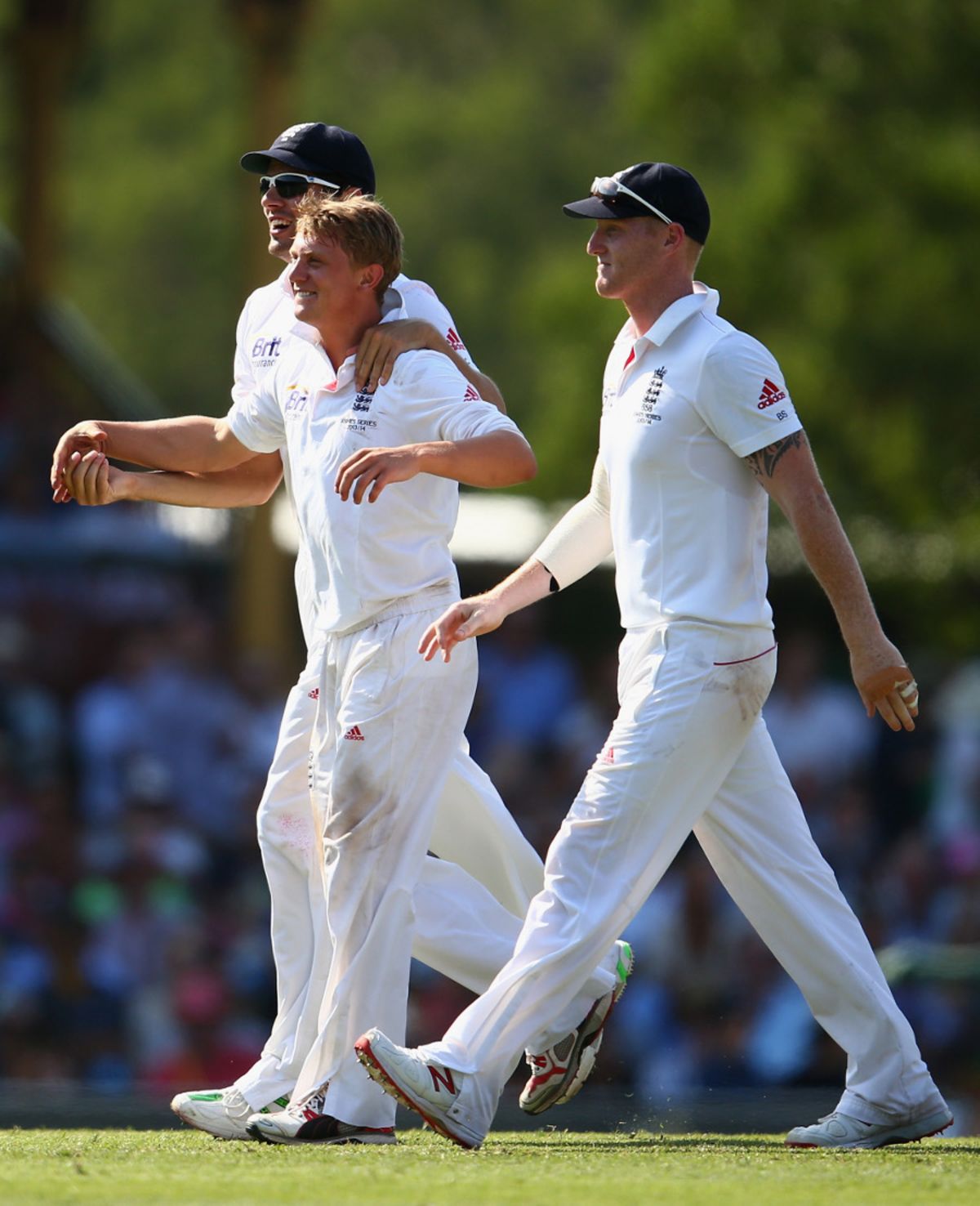Steven Smith punches the air after clubbing the boundary to reach three ...
