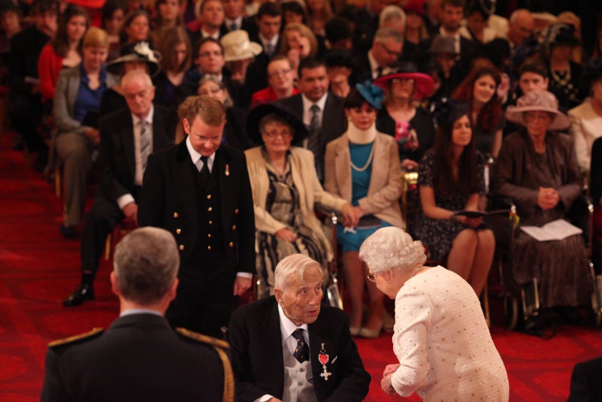 Former cricketer George Chesterton receives his MBE from the Queen ...