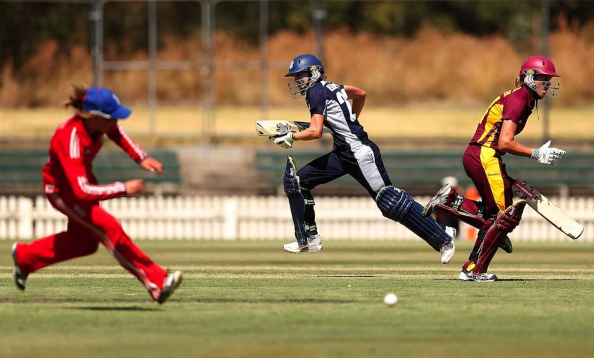 Sarah Elliott and Jess Jonassen complete a run during their 57-run ...