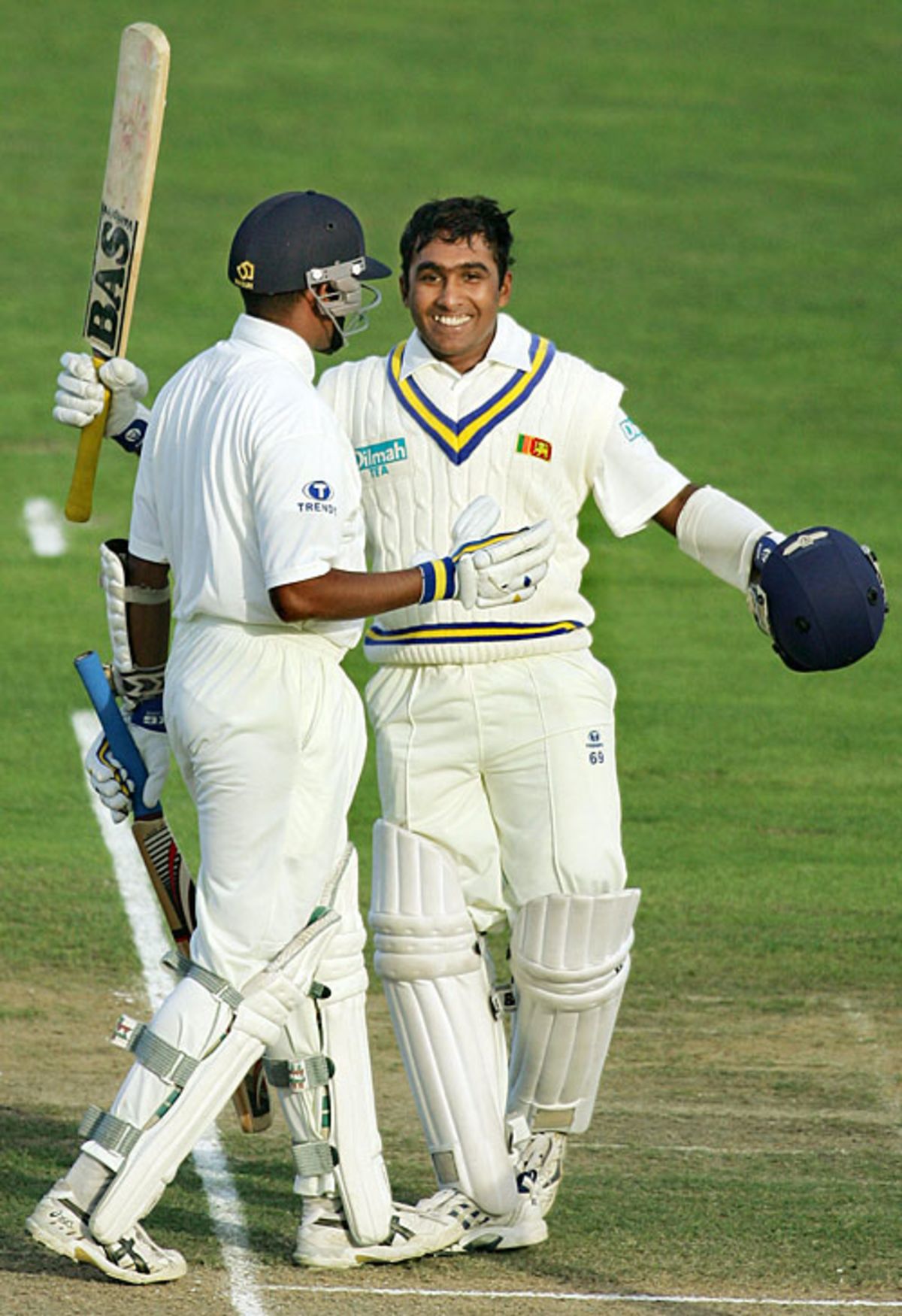 Mahela Jayawardene acknowledges his century | ESPNcricinfo.com Mahela Jayawardene acknowledges his century | ESPNcricinfo.com