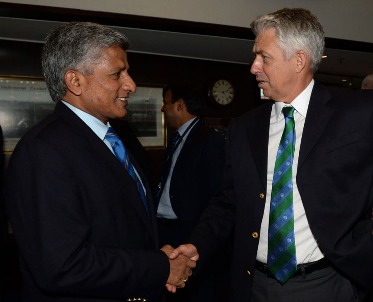 Nishantha Ranatunga shakes hands with David Richardson | ESPNcricinfo.com