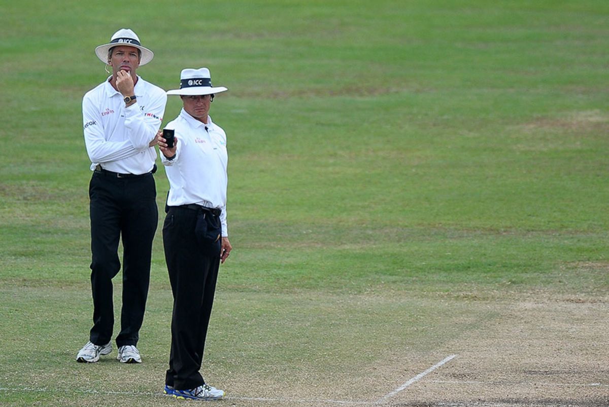 Richard Kettleborough signals a six | ESPNcricinfo.com