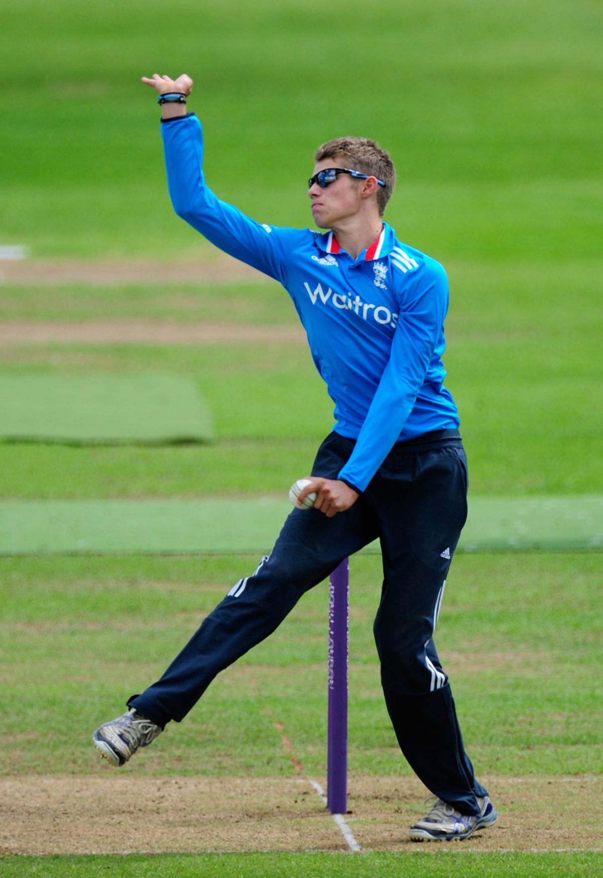 Ian Westwood gets a handshake on reaching his hundred | ESPNcricinfo.com