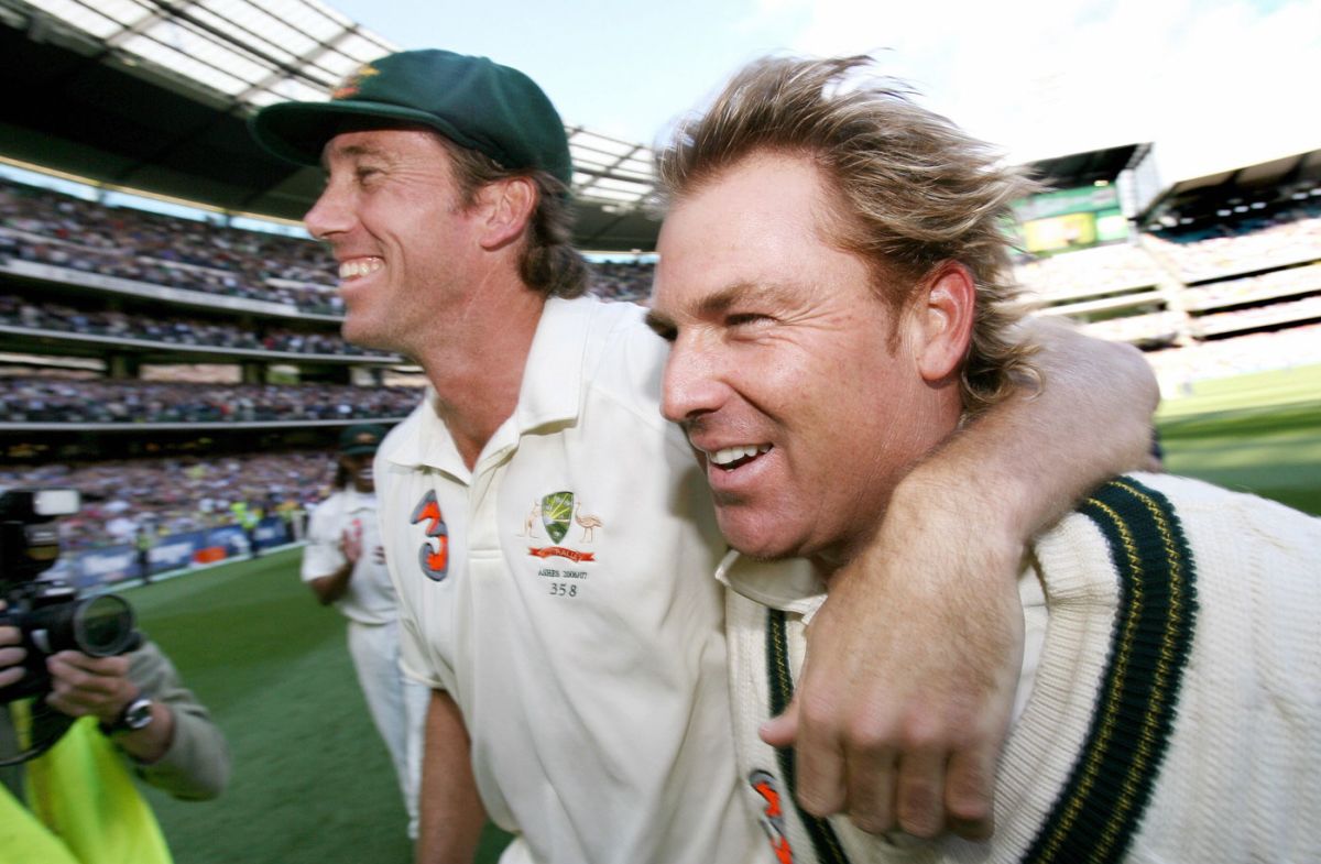 Shane Warne doffs his hat after his final Test appearance at his home ...