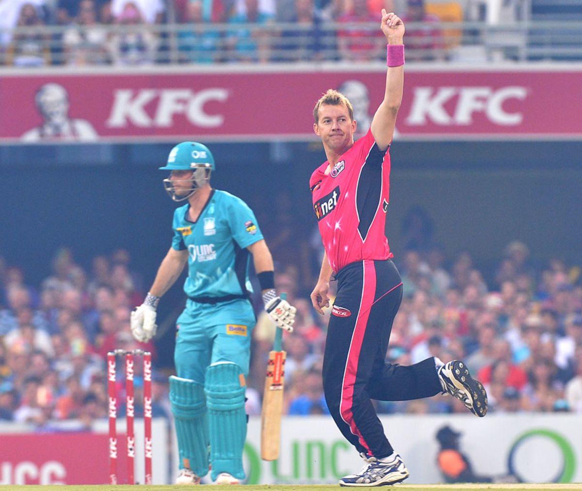 Brett Lee acknowledges the crowd after his last match at the SCG ...
