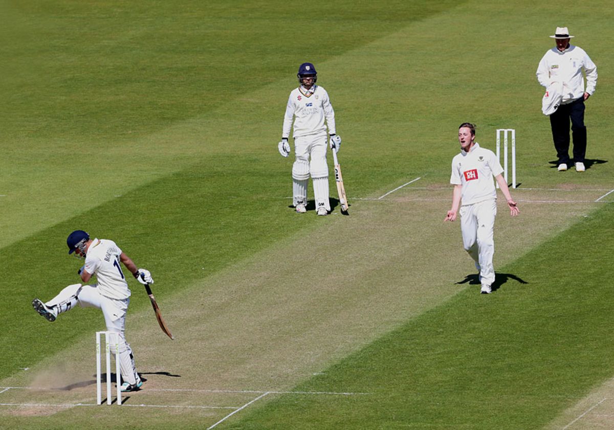 Scott Borthwick kicks the turf after falling to Oliver Robinson ...