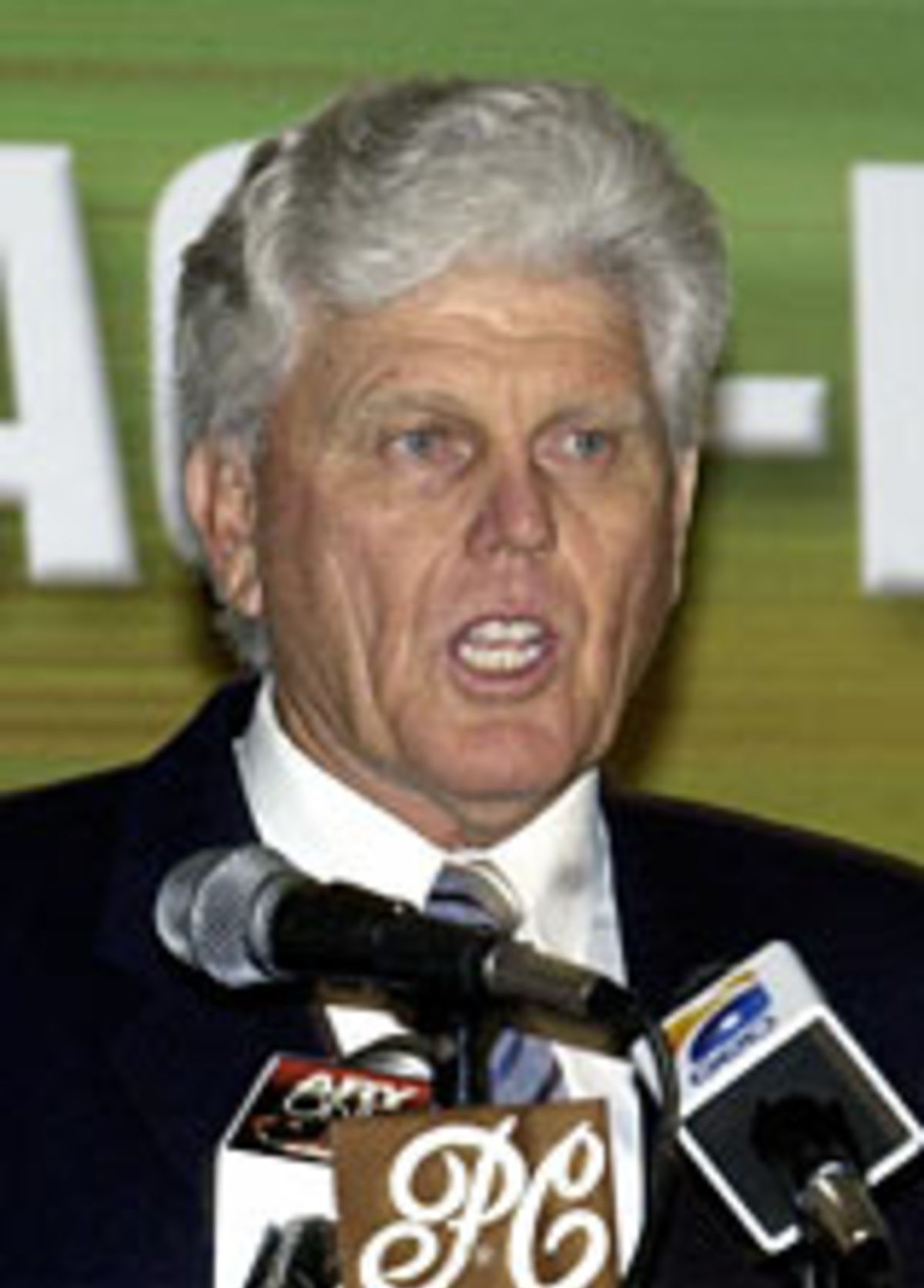 Former South African batsman Barry Richards delivers a speech during a ...