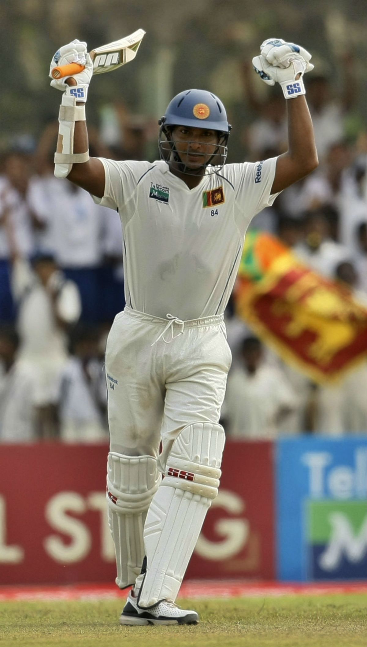 Muttiah Muralitharan poses with his wife Madhimalar | ESPNcricinfo.com