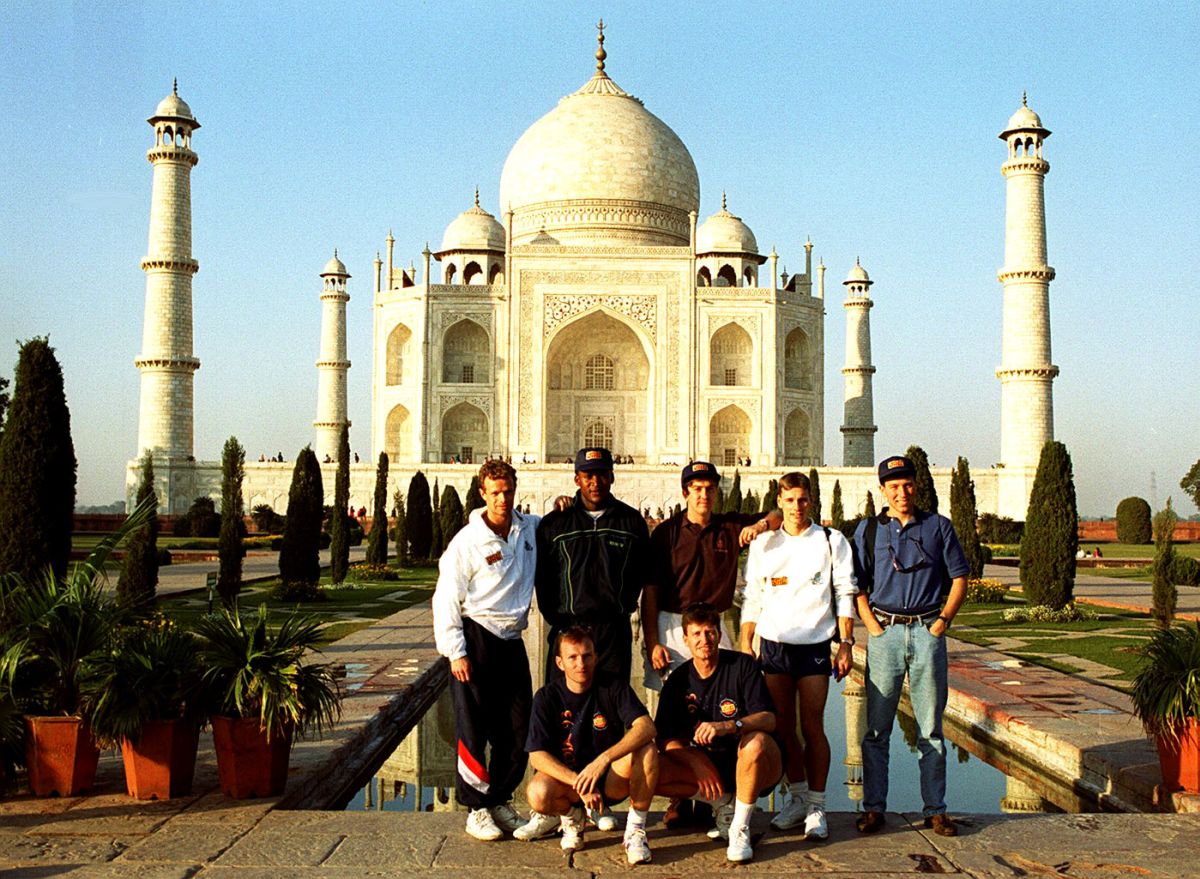 England cricketers pose in front of the Taj Mahal | ESPNcricinfo.com