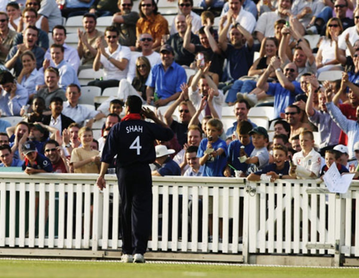 Owais Shah salutes the crowd | ESPNcricinfo.com