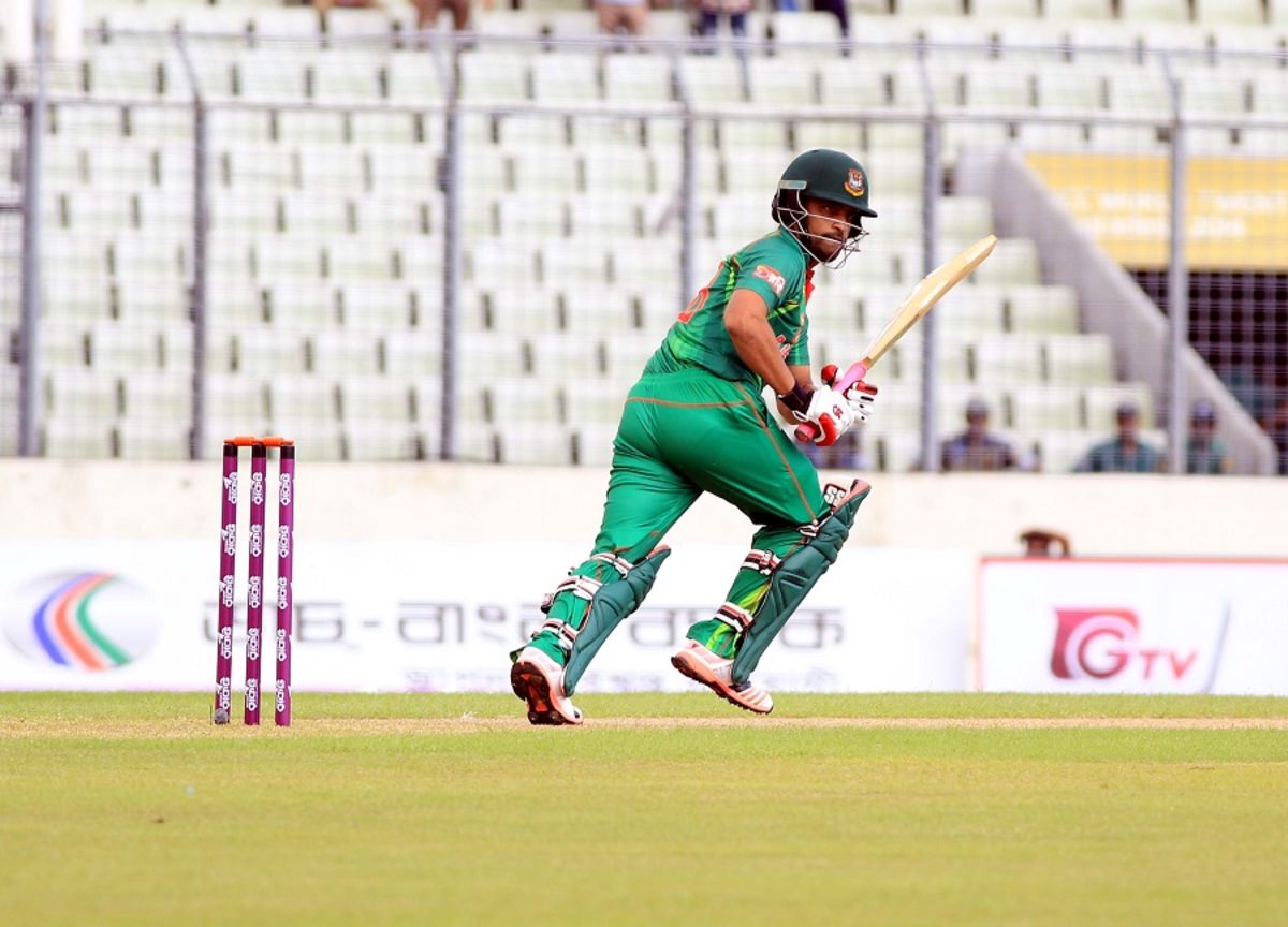 Taskin Ahmed poses for selfies with overjoyed fans outside his home ...