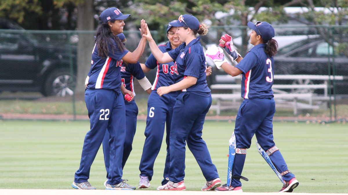Stephanie Power talks to the women players at the ICC Combine ...