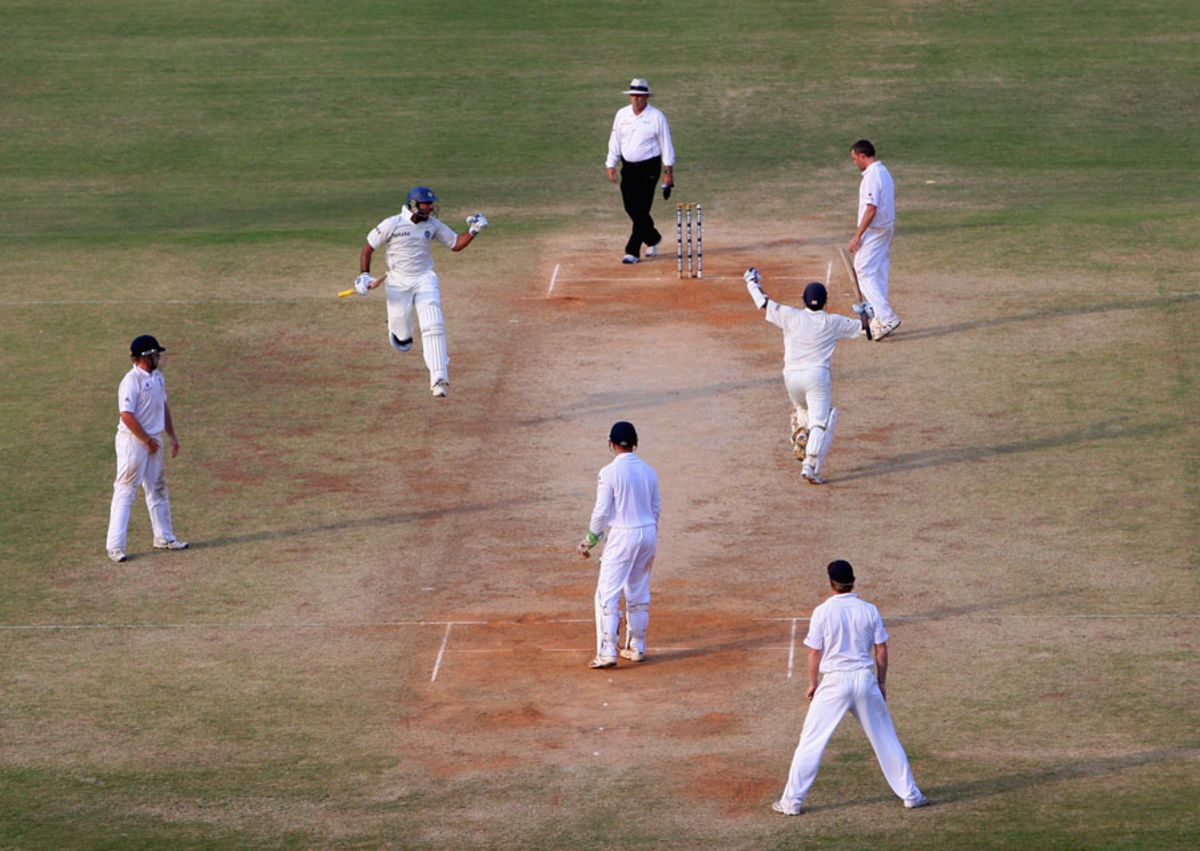 Sachin Tendulkar celebrates his hundred | ESPNcricinfo.com