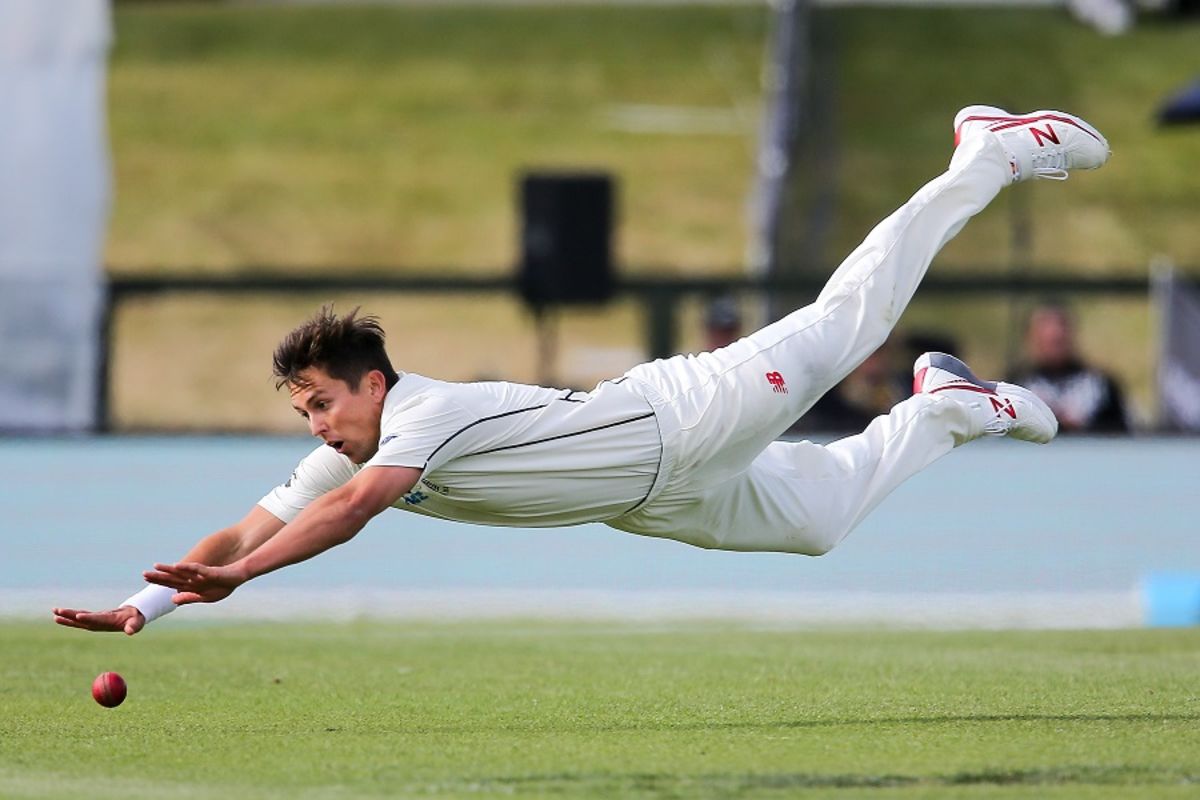 Trent Boult flings himself at the ball | ESPNcricinfo.com