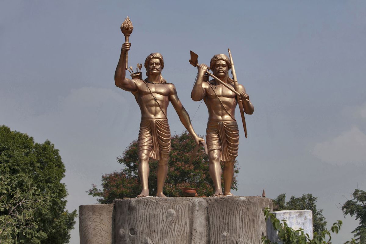 Statues of brothers Nilamber and Pitamber, rebels who were hanged by ...