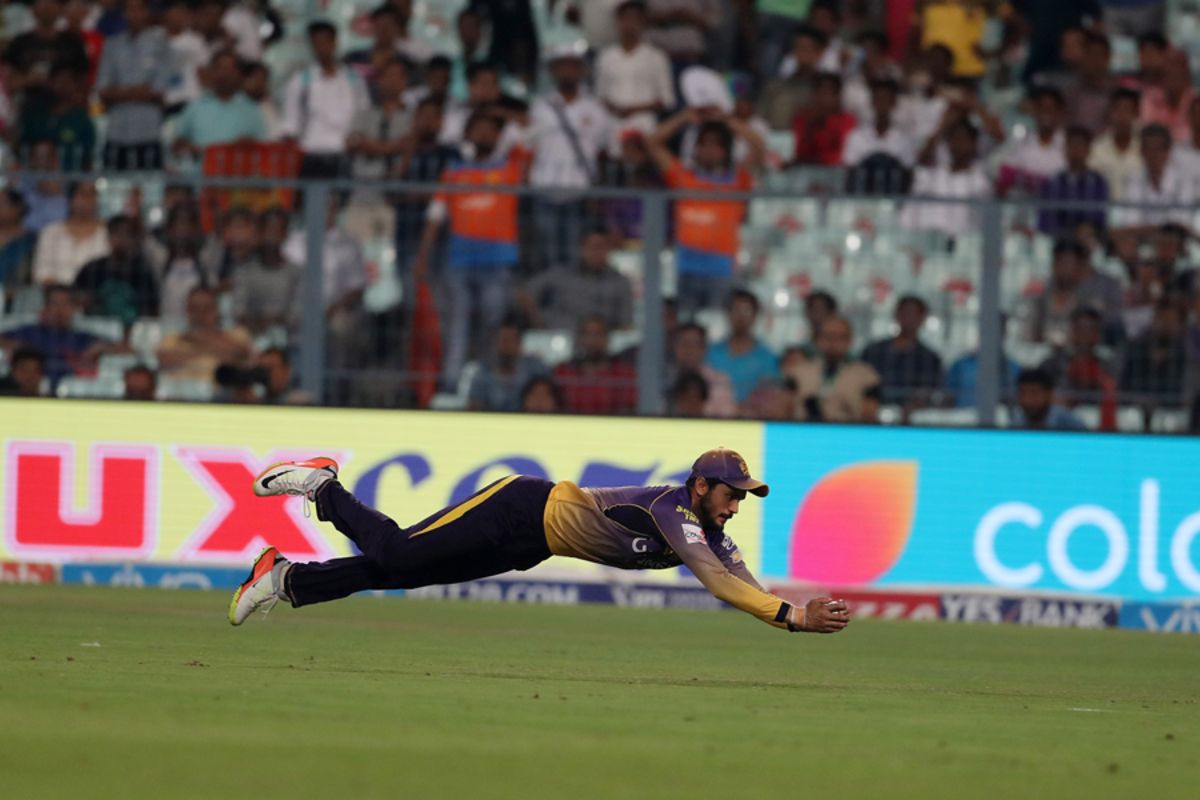Manish Pandey took a stunning catch to dismiss Suresh Raina ...