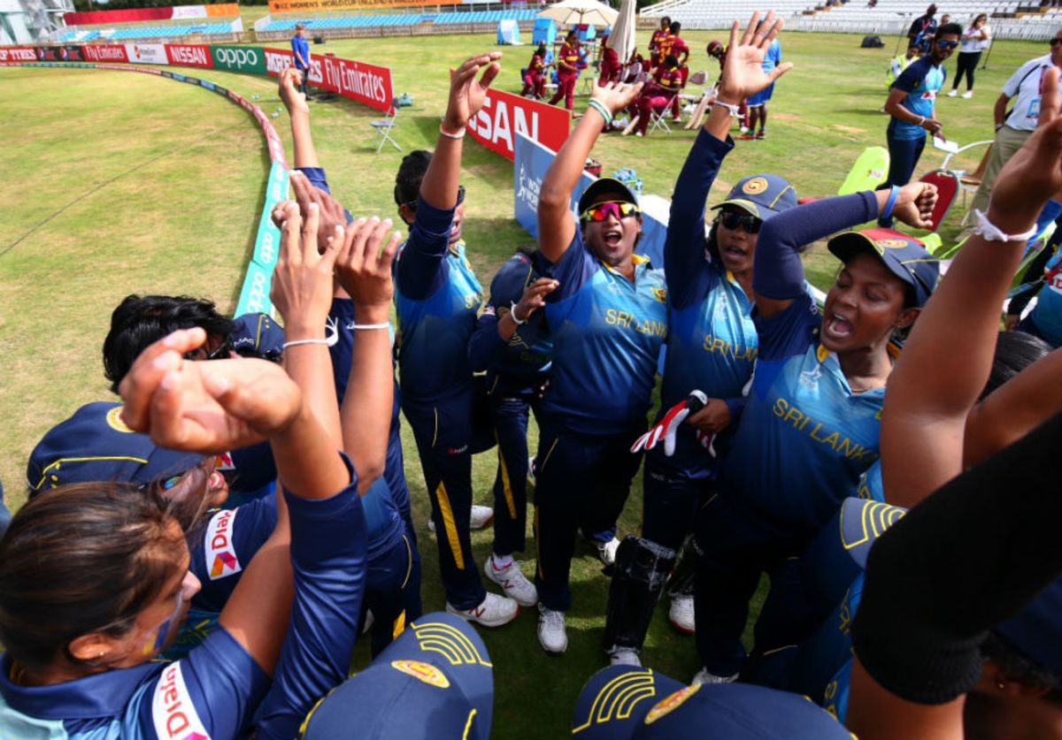 Ellyse Perry in her pre-delivery leap | ESPNcricinfo.com