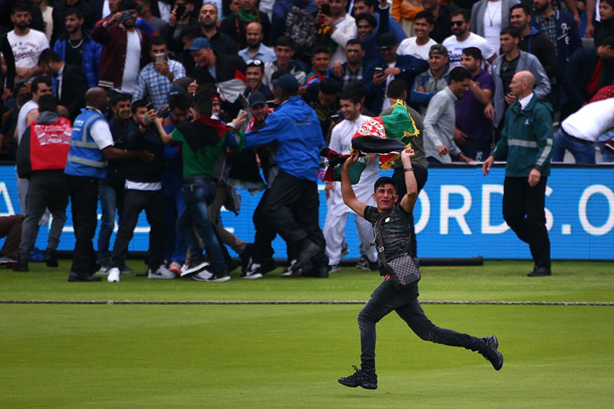 Jan Shinwari (front) helped organize more 100 fans to come down ...