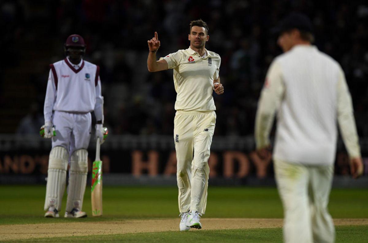 Stuart Broad acknowledges the ovation as he passes Ian Botham ...