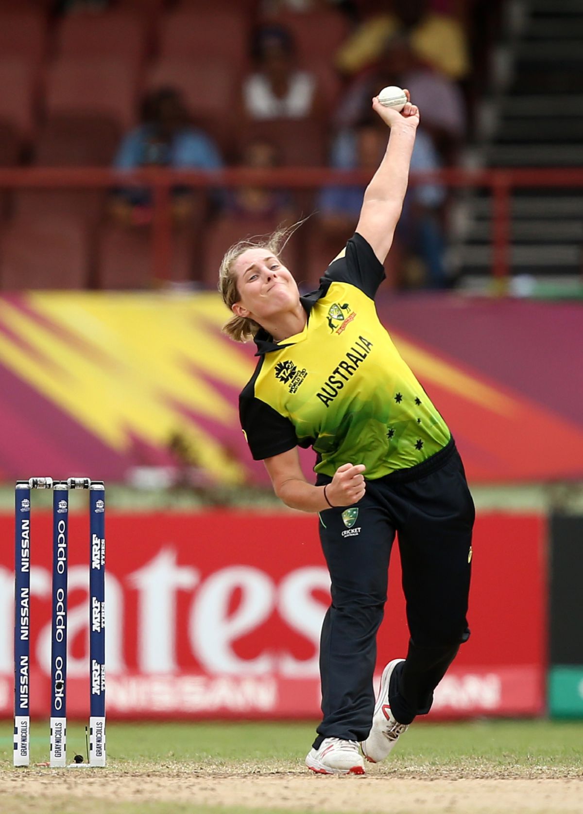 Elyse Villani, Ellyse Perry and Sophie Molineux with the trophy ...