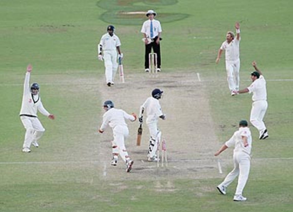 Shane Warne dismisses Upul Chandana to equal Muttiah Muralitharan's ...