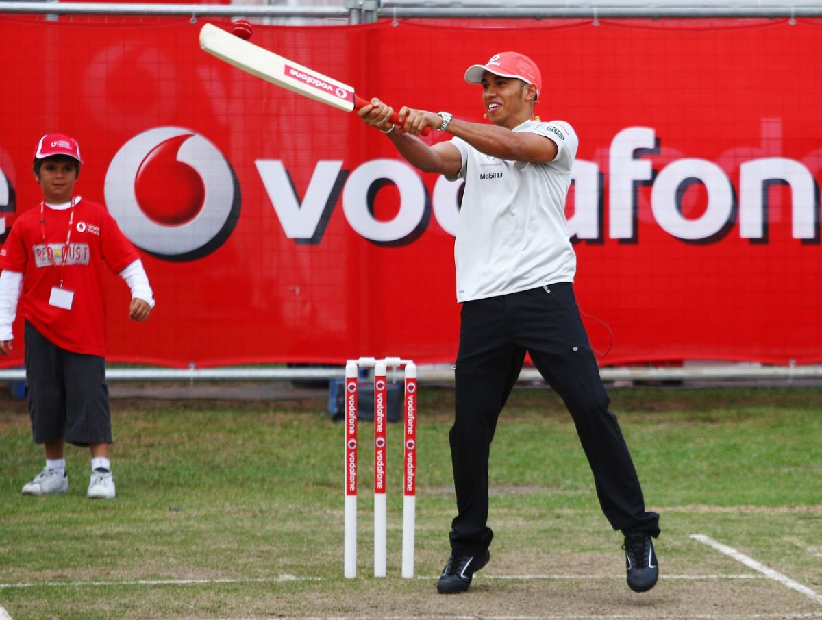 Shane Warne bowls to Lewis Hamilton | ESPNcricinfo.com
