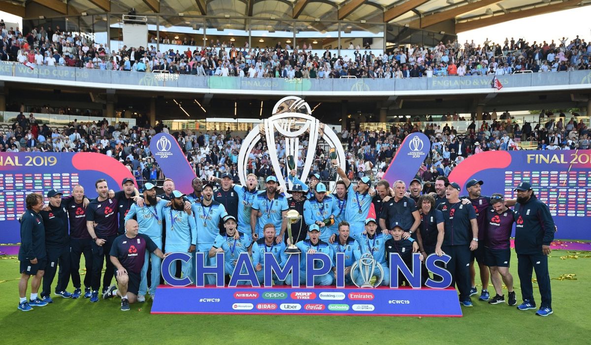 Eoin Morgan holds the World Cup aloft | ESPNcricinfo.com