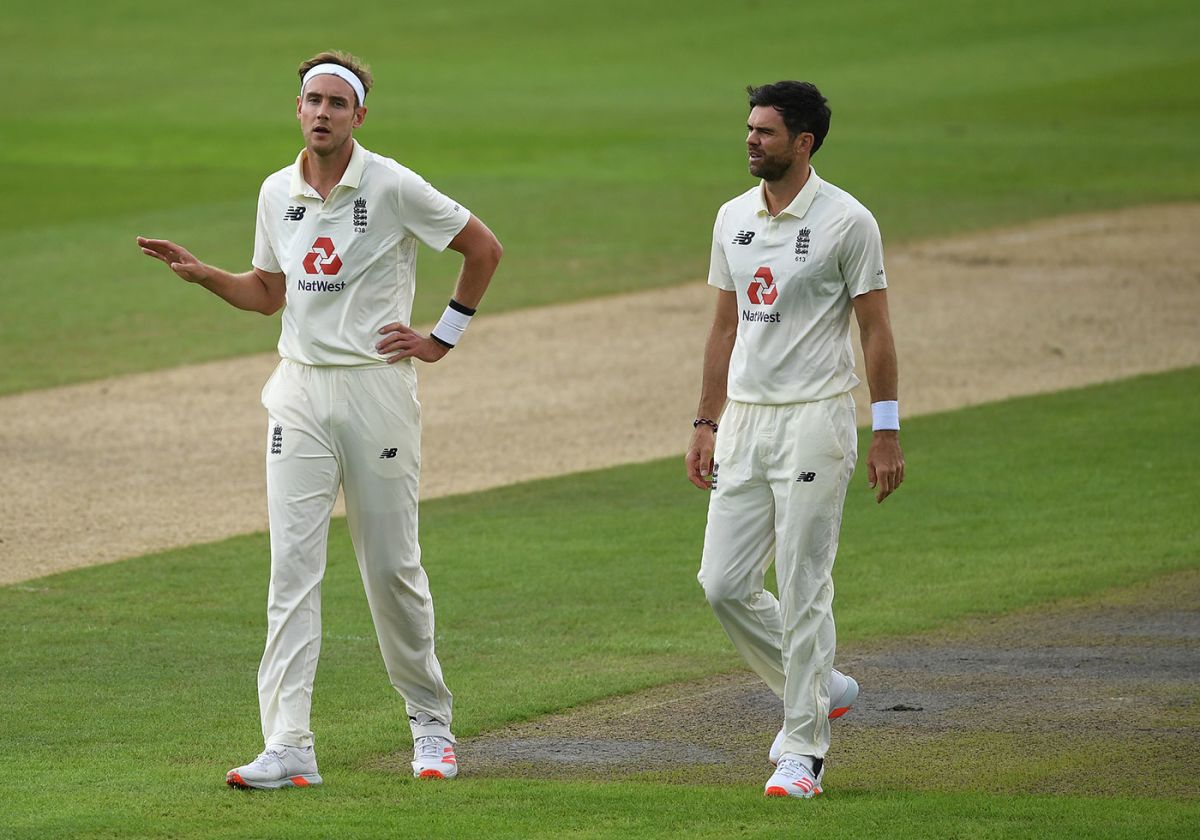 Stuart Broad and James Anderson chat between deliveries | ESPNcricinfo.com