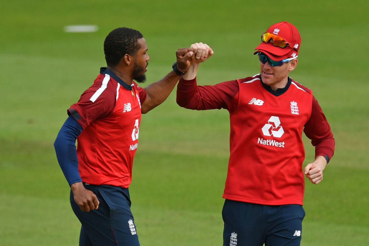 Chris Jordan gets a fist bump from his captain | ESPNcricinfo.com