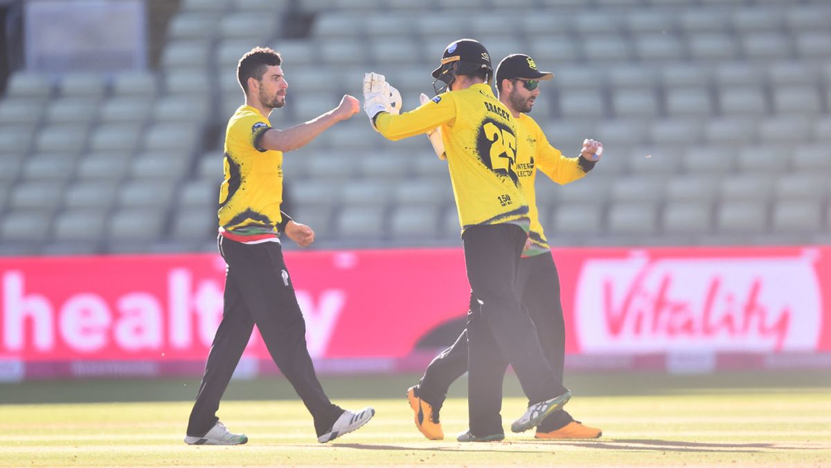 Benny Howell gets a fist bump | ESPNcricinfo.com